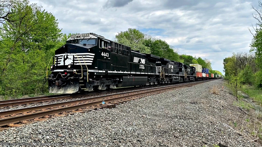 NS 4443 leads the only westbound. It's 25Z.